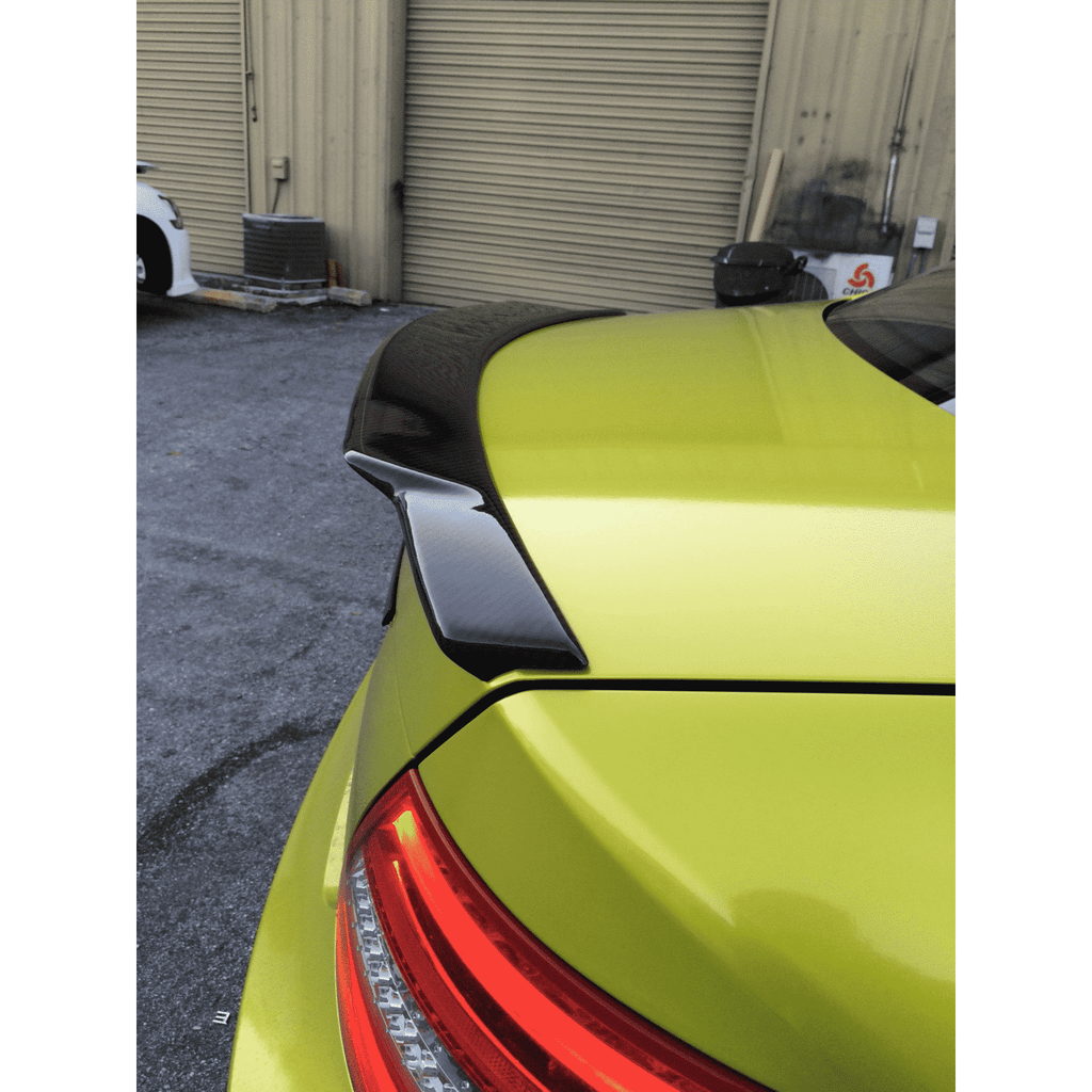 R1 Designed W204 4D Carbon Fiber Trunk Spoiler | W204TNKLIP2 – UroTuning